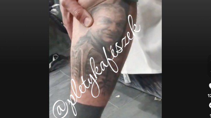 Orbánt tetováltatta a vádlijára az ismert celeb: elmondta, hogy miért